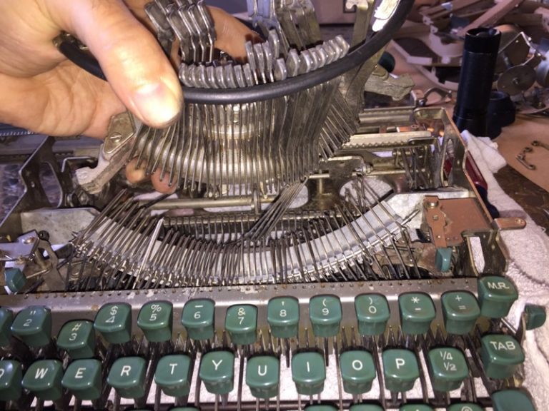 Repairing a 1957 Remington Quiet-Riter typewriter | What Da Bump