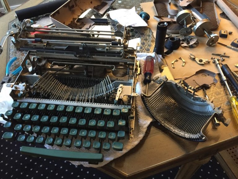 Repairing a 1957 Remington Quiet-Riter typewriter | What Da Bump